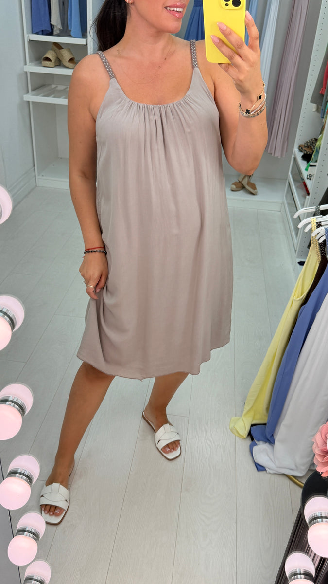 Ariella Plain Loose Fit Floaty Midi Dress – BowsBoutiques